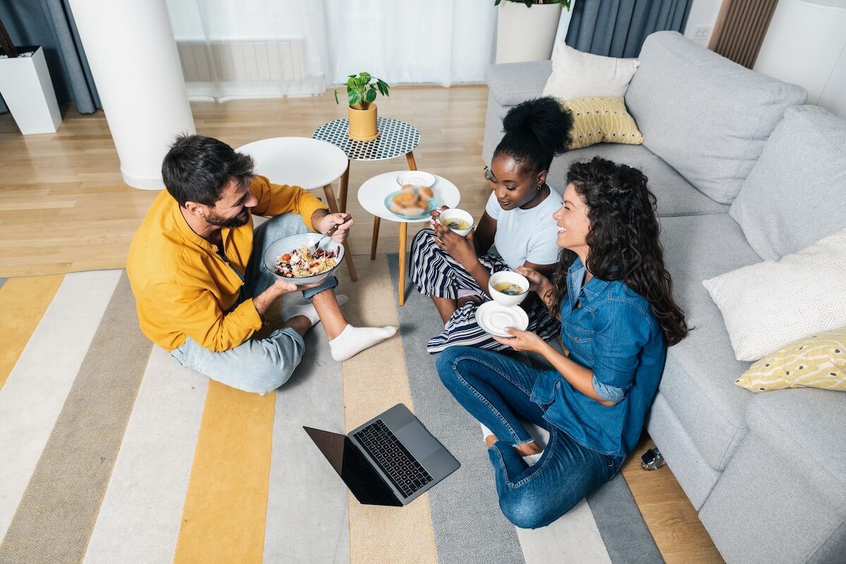 6 Important Rules to Establish When You Live With Roommates